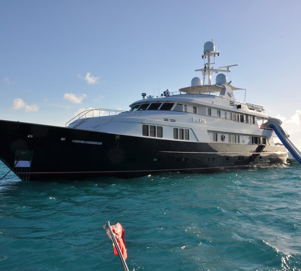 Outstanding 62m Feadship Motor Yacht POSITIVE CARRY underway — Yacht ...